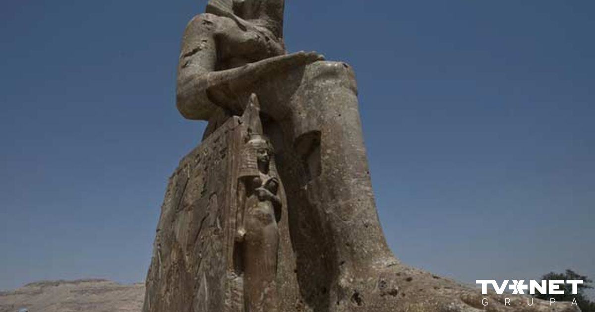 Ēģiptē atrasta slavena faraona akmens statujas kāja