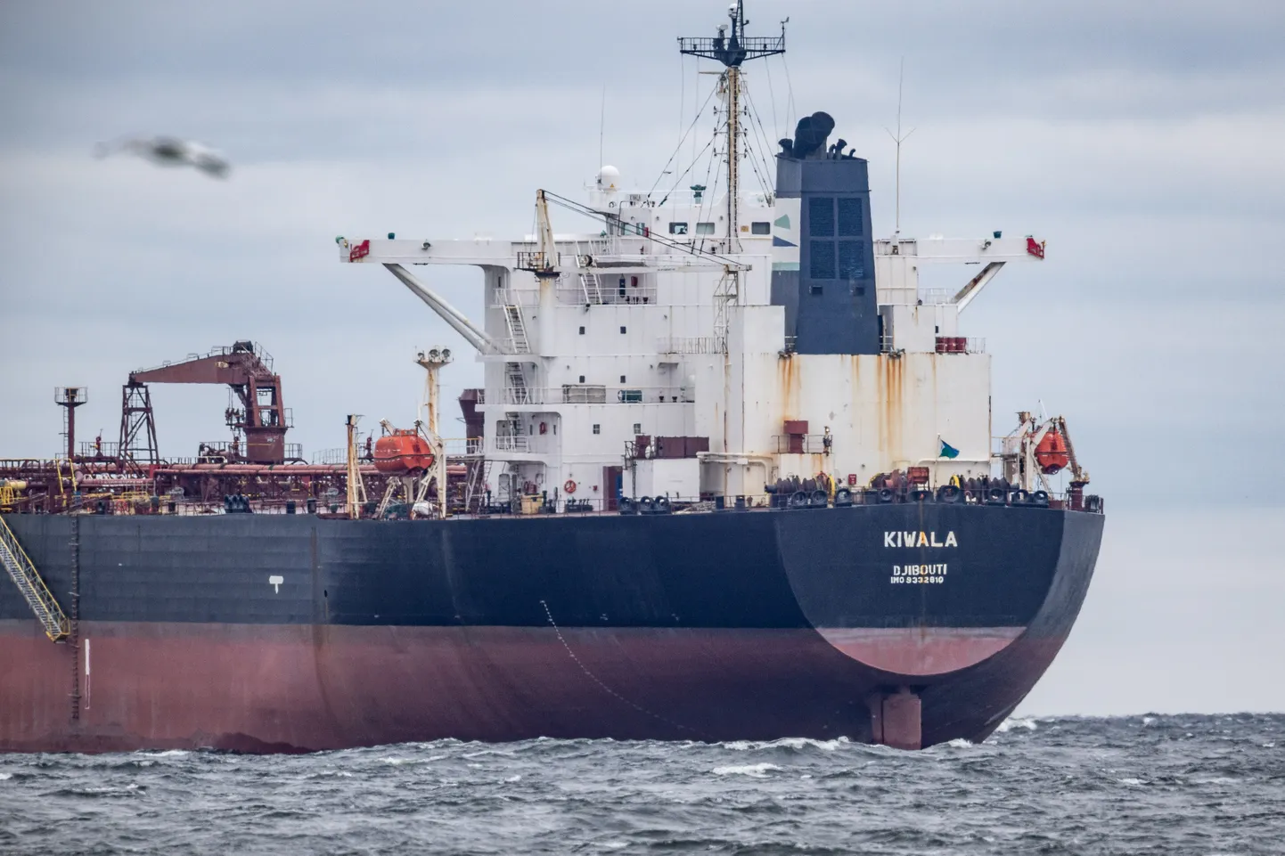 FOTO Igaunijā aizturētajā tankkuģī Kiwala konstatēti aptuveni 40 pārkāpumi