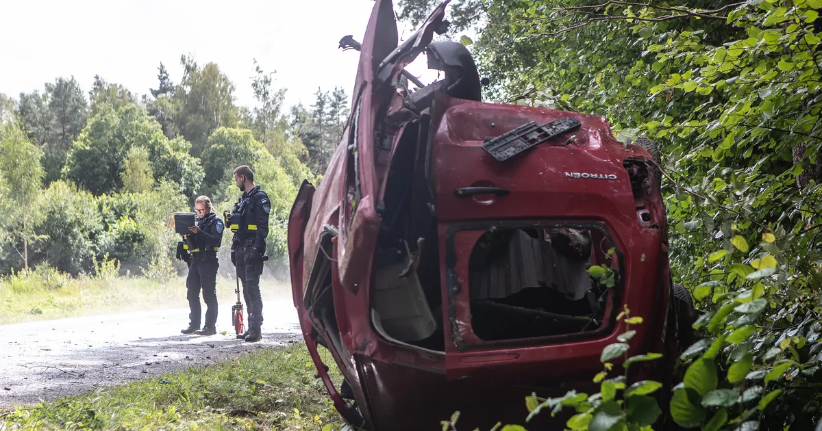 FOTOD Raske avarii Kaarma kalmistu lähistel põhjustas joomane juht
