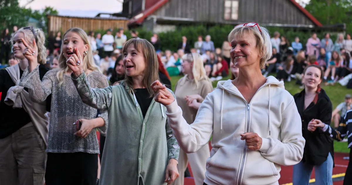 Viljandi gümnaasium pidas öölaulupidu