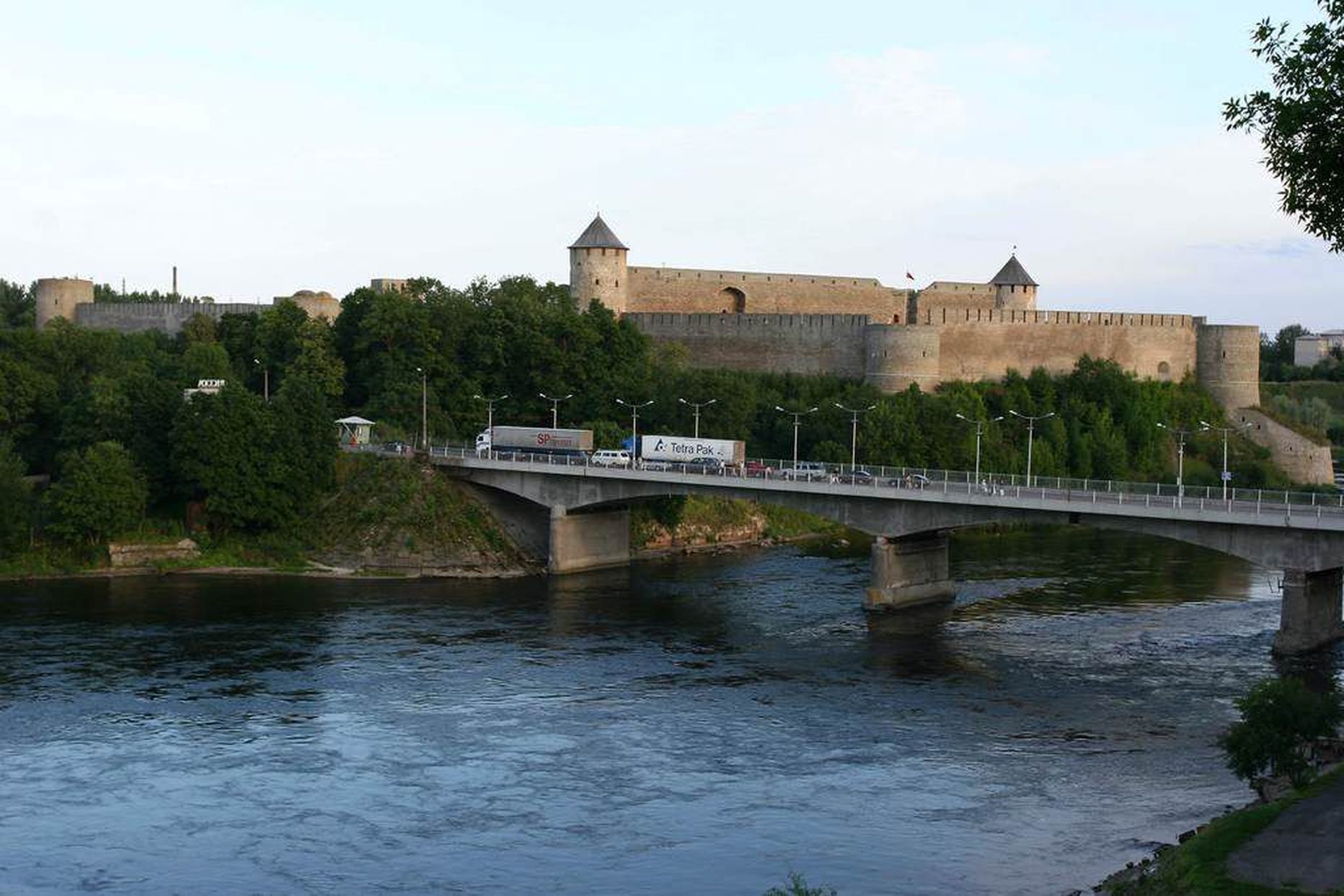Russian border guards save Estonian girl from drowning on Narva River
