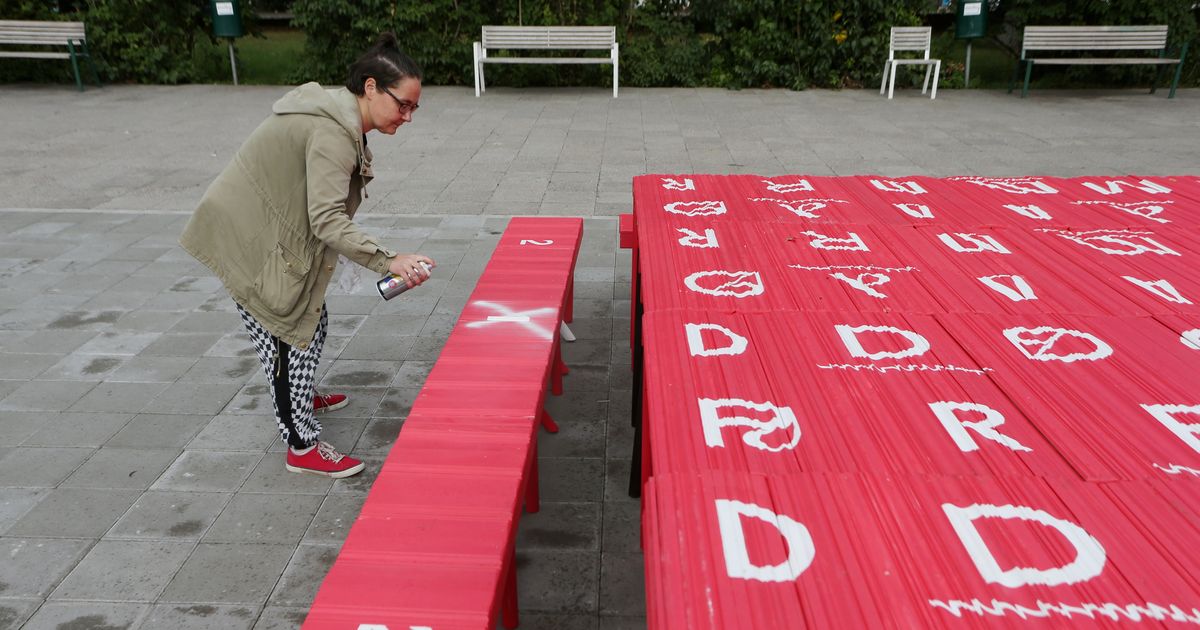 PILDID Festivali Draama punane mööbel sai tänavakunsti laadis värskenduse