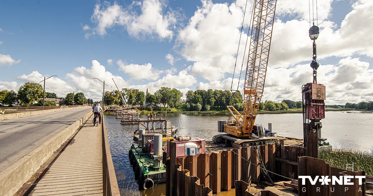 FOTO Salacgrīvā pagaidu tiltam pār Salacu izbūvēti upes balsti