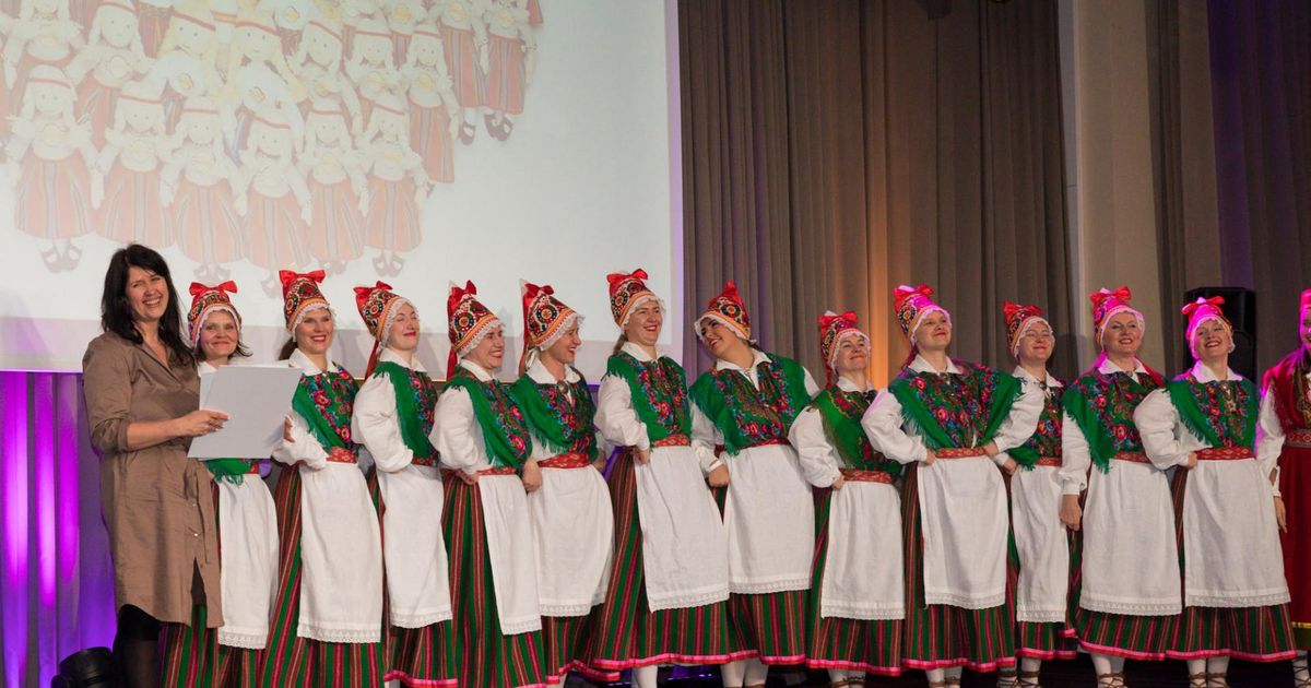Surju Sõbratarid panid kogu riigi naised ja neiud võistu tantsima