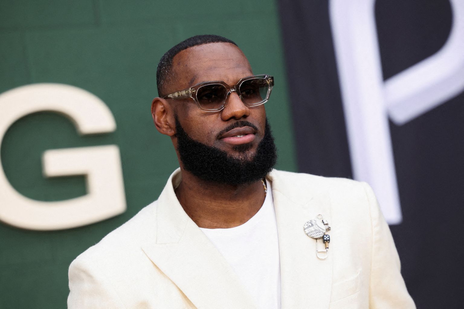 Lebrons Džeimss nepārsteidz un paziņo par karjeras turpināšanu