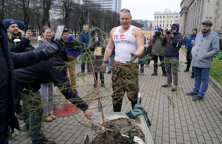 FOTO Pie Ministru kabineta notiek protests pret autoceļu lietošanas nodevu