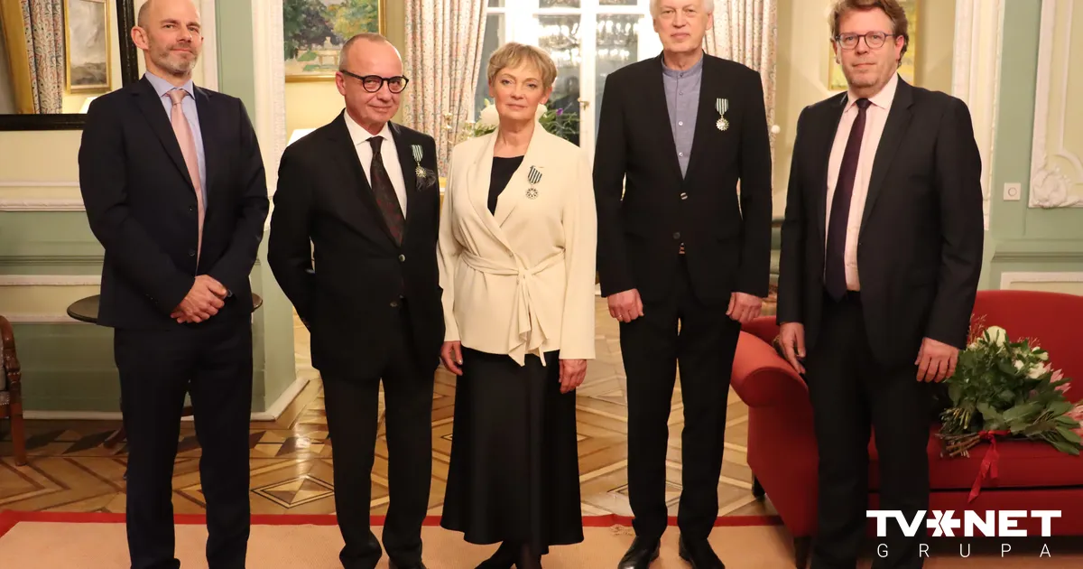 Baiba Uburģe, Juris Dambis un Kristaps Zariņš saņem Francijas Nacionālo ...