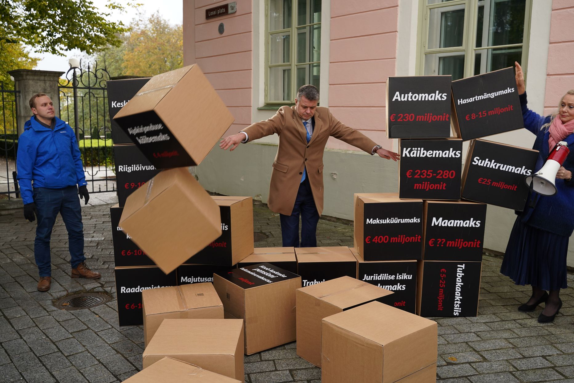 FOTOD Isamaa korraldas riigikogu ees maksuvastase piketi