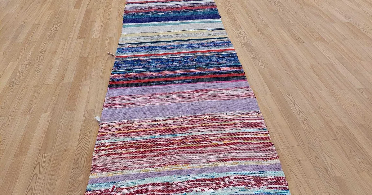 Lätlased kudusid teatrite DNA 15-meetrise vaiba sisse