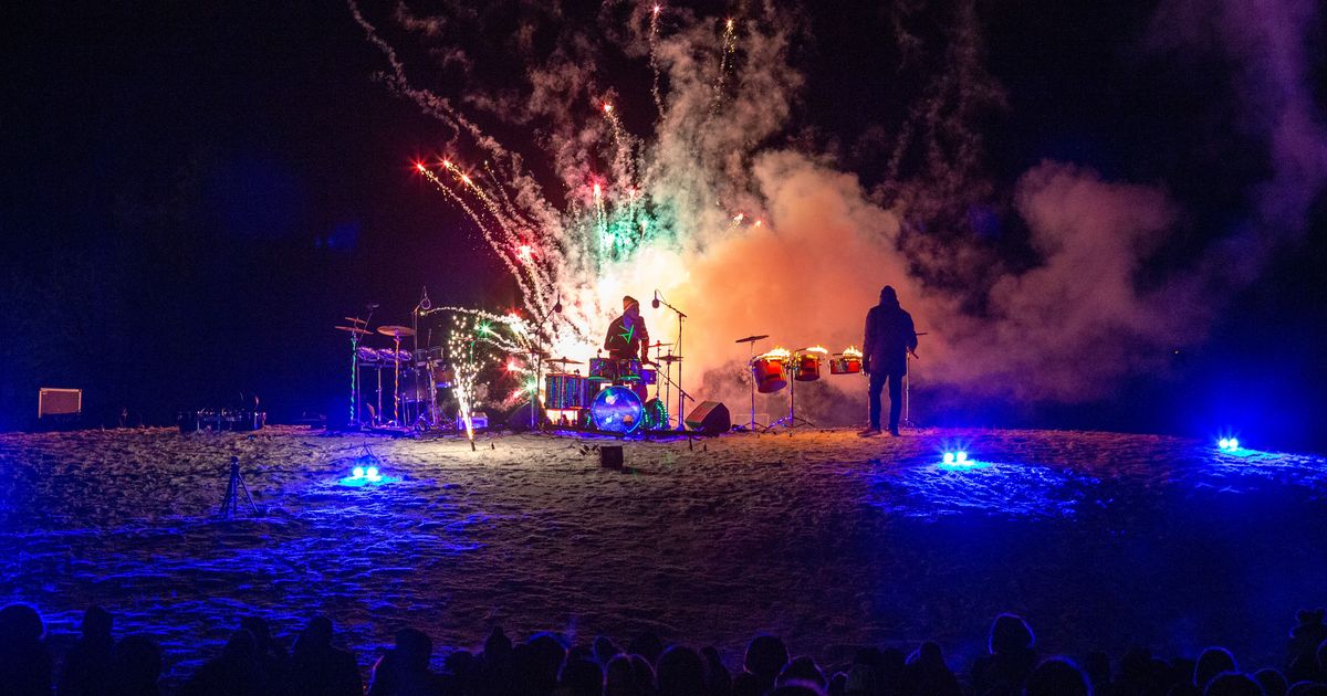 GALERII Raadil süttisid trummid ja jõulupuud