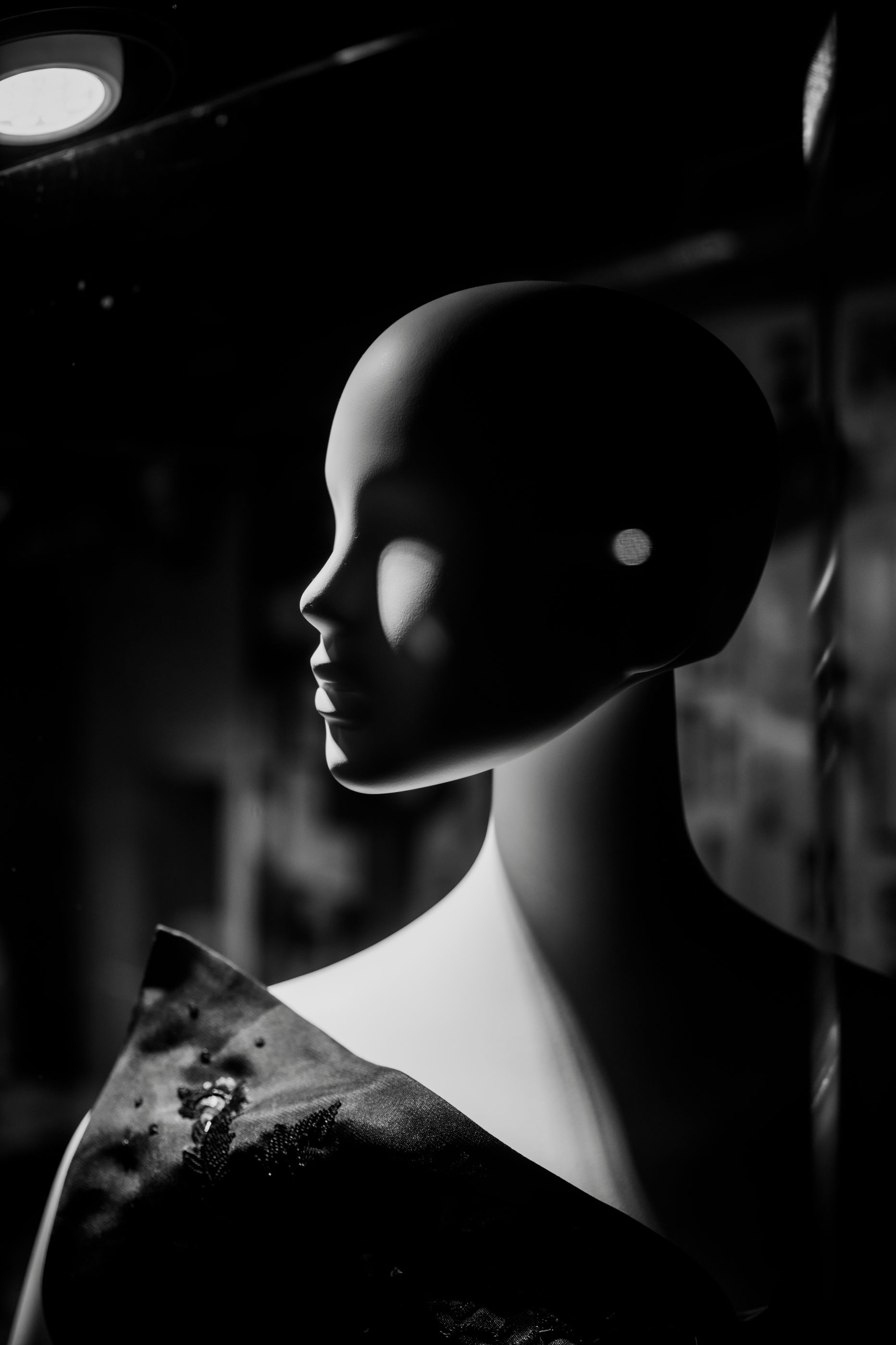 FOTO Jauna izstāde modes muzejā – "Melns, balts, sarkans"