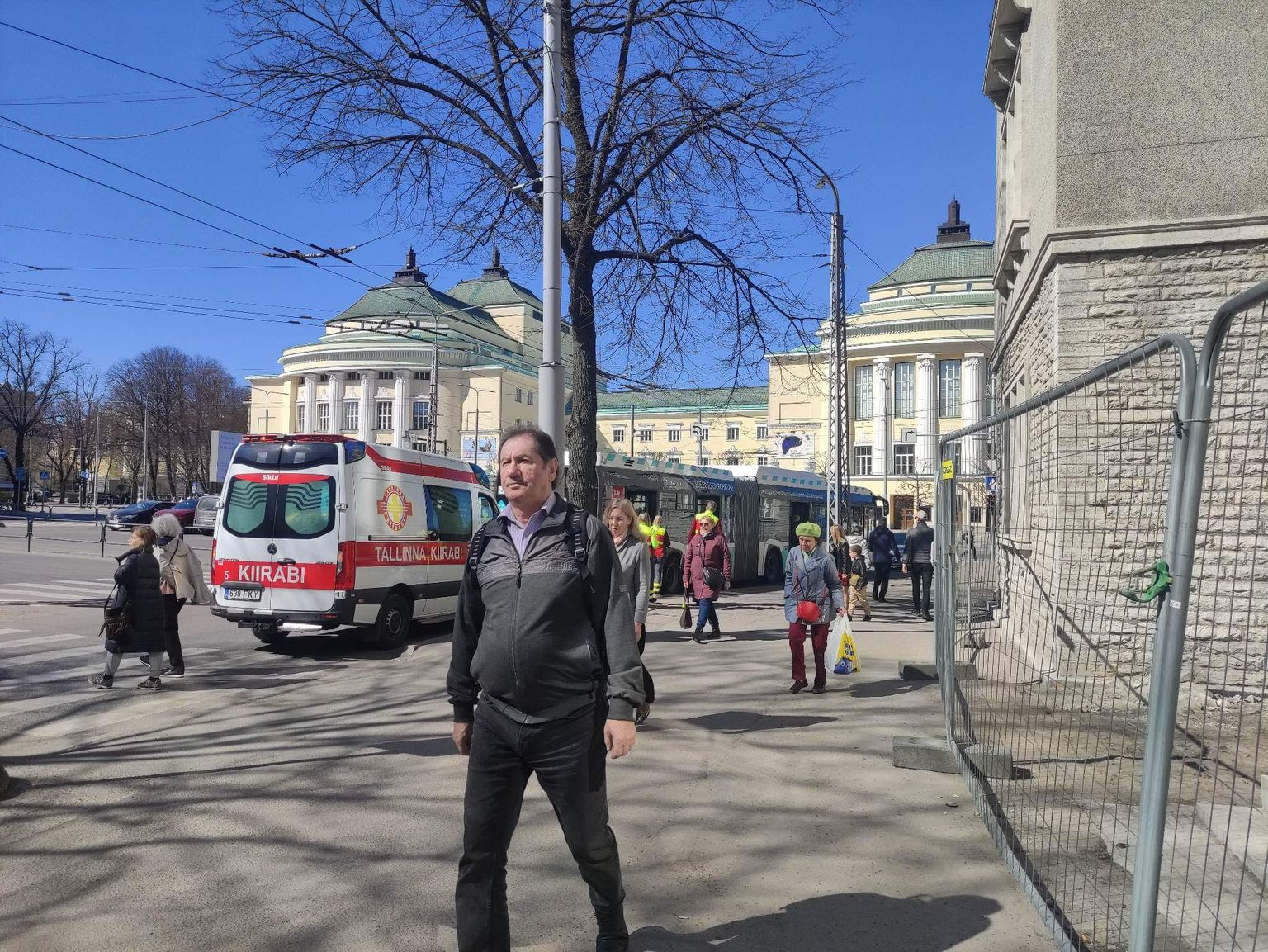 LUGEJA FOTO Vanem naine kukkus linnaliinibussis peaga vastu põrandat