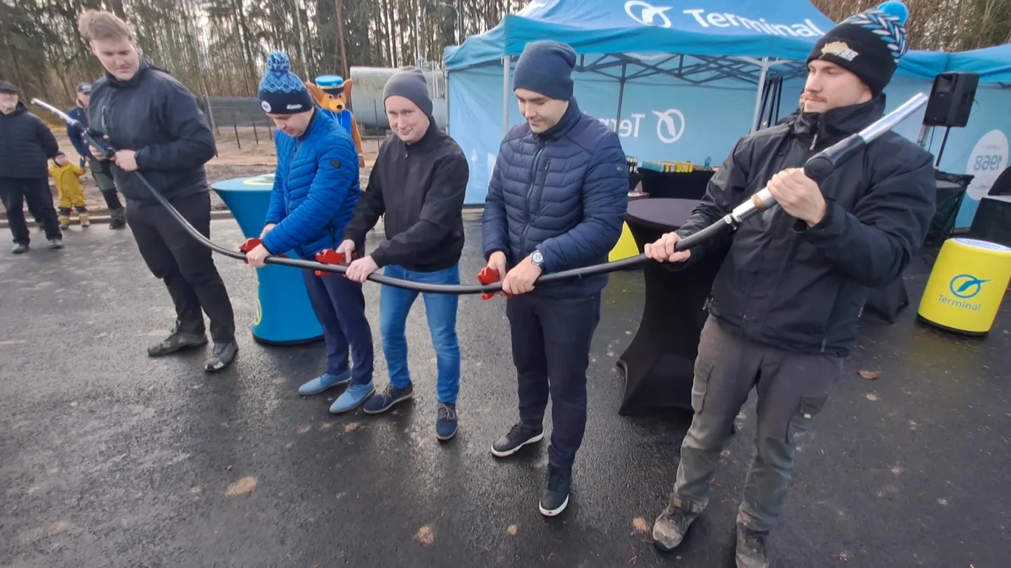 PILDID Eesti kütusefirma avas Antslas kriisikindla tankla