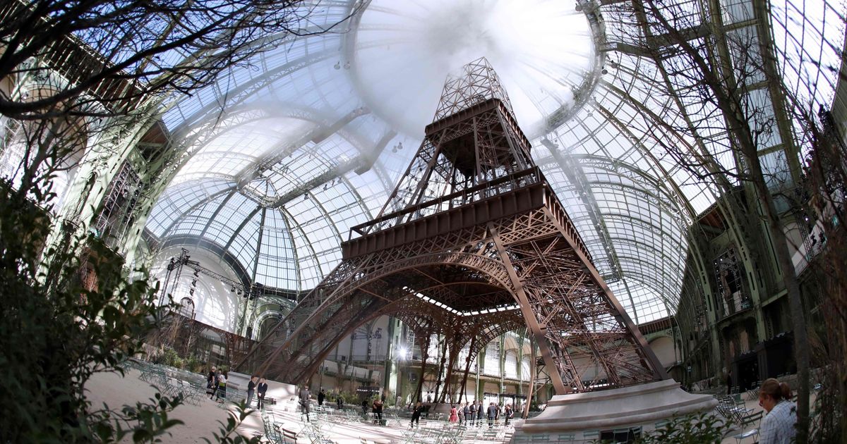 Eifeļa torņa replika muzeja vidū: «Chanel» greznā modes skate Parīzē ...