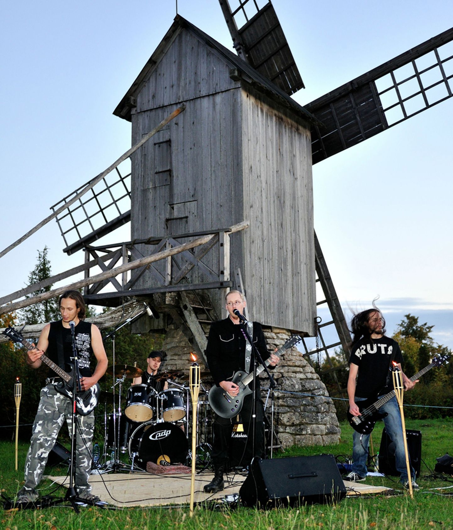 Muhu muuseum pani suvele vägeva punkti raskemuusikaga