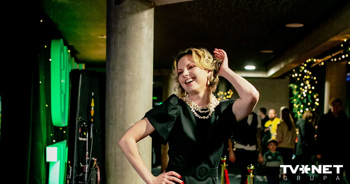 FOTO Aktrise Inga Tropa filmas pirmizrādē pārsteidz ar koķetu uzvedību