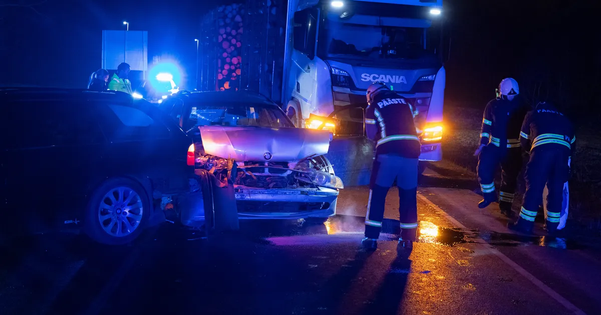 FOTOD JA VIDEO Veoki ja sõiduautode kokkupõrge tekitas maanteel suure ...