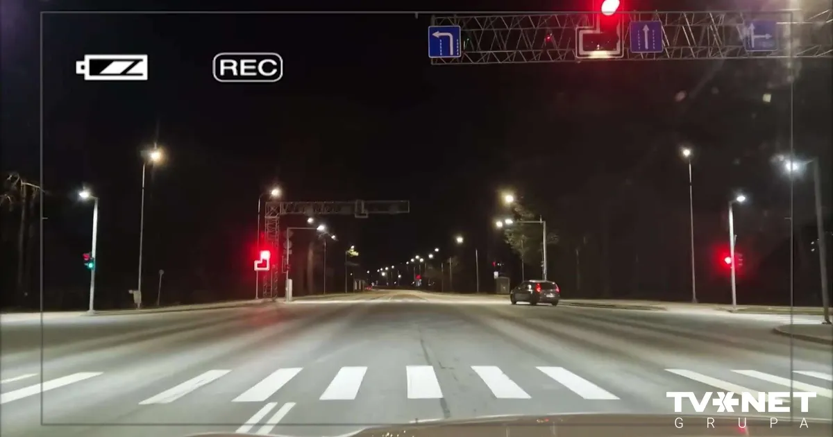 NOSKATIES "Viedais" luksofors Rīgā neatļauj šoferiem turpināt ceļu