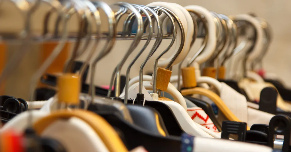 Suur riide-ja jalatsiladu ootab tühjendamist