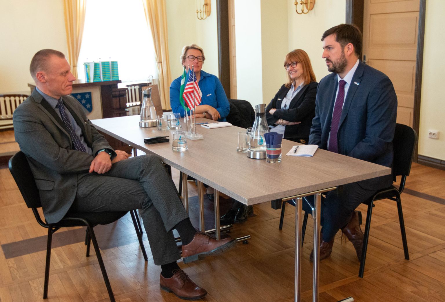 Fotod: USA suursaatkonna esindajad külastavad Valgat - Uudised - Lõuna ...