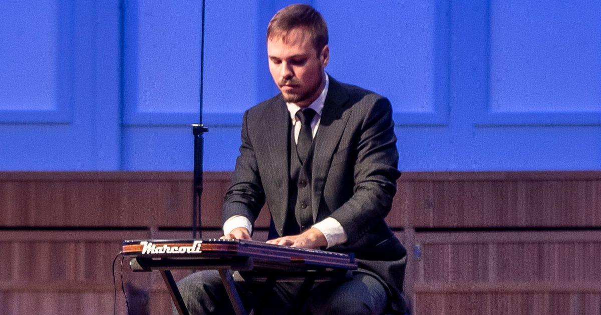 Jõhvi kontserdimaja laval kohtuvad Valter Soosalu ja tšelloansambel