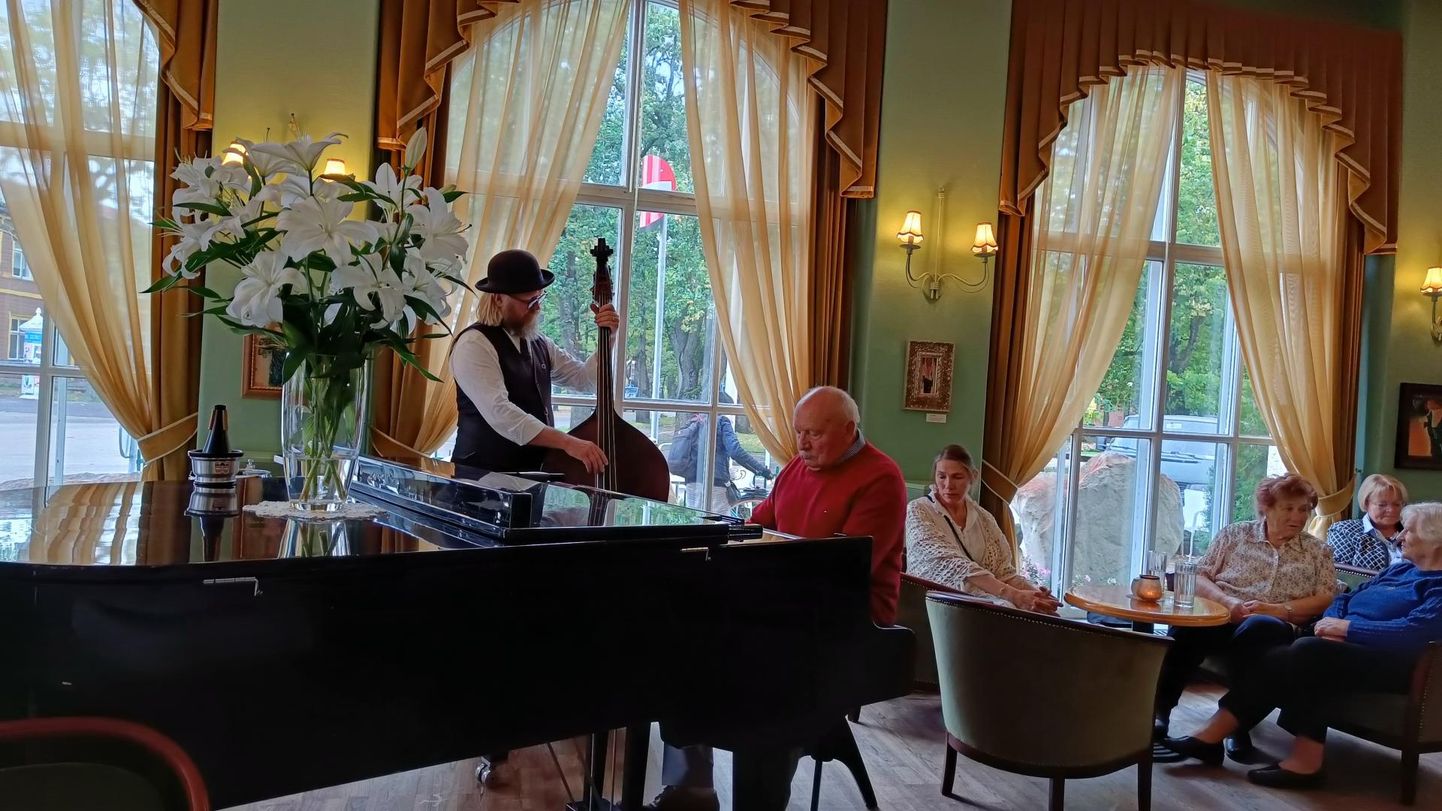 Muusikud soovisid Café Grandis Raimond Valgrele õnne