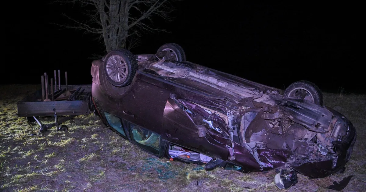 Põhja-Sakala vallas sõitis auto teelt välja ja paiskus katusele