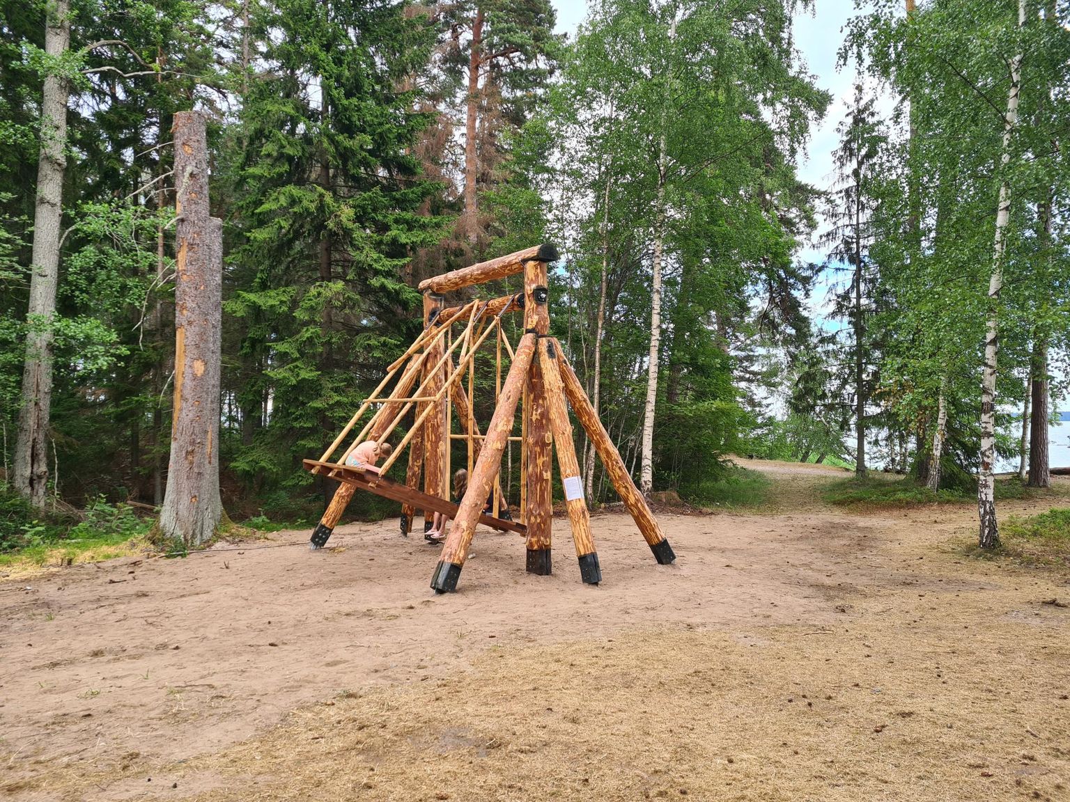 Käsmulased said jaanipäevale hoogu anda uuel külakiigel