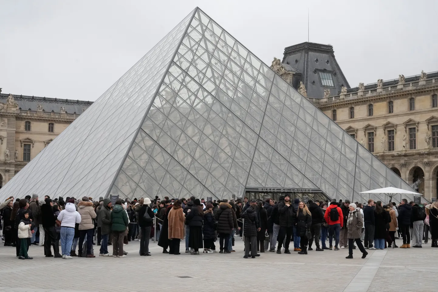 Veeleke ja piletipettuse süüdistused süvendavad Louvre'i probleeme
