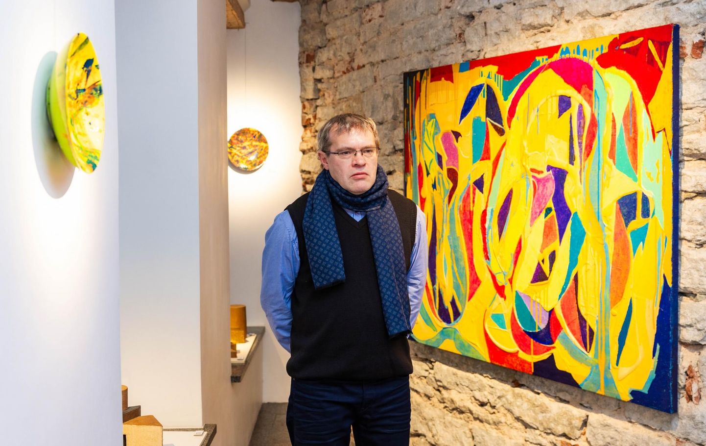 ARVUSTUS Haisvad pardipojad sundisid kunstnik Andres Sütevakat savi sõtkuma