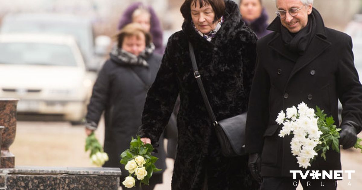 Draugi, radi un kolēģi atvadās no Sarmītes Sīles