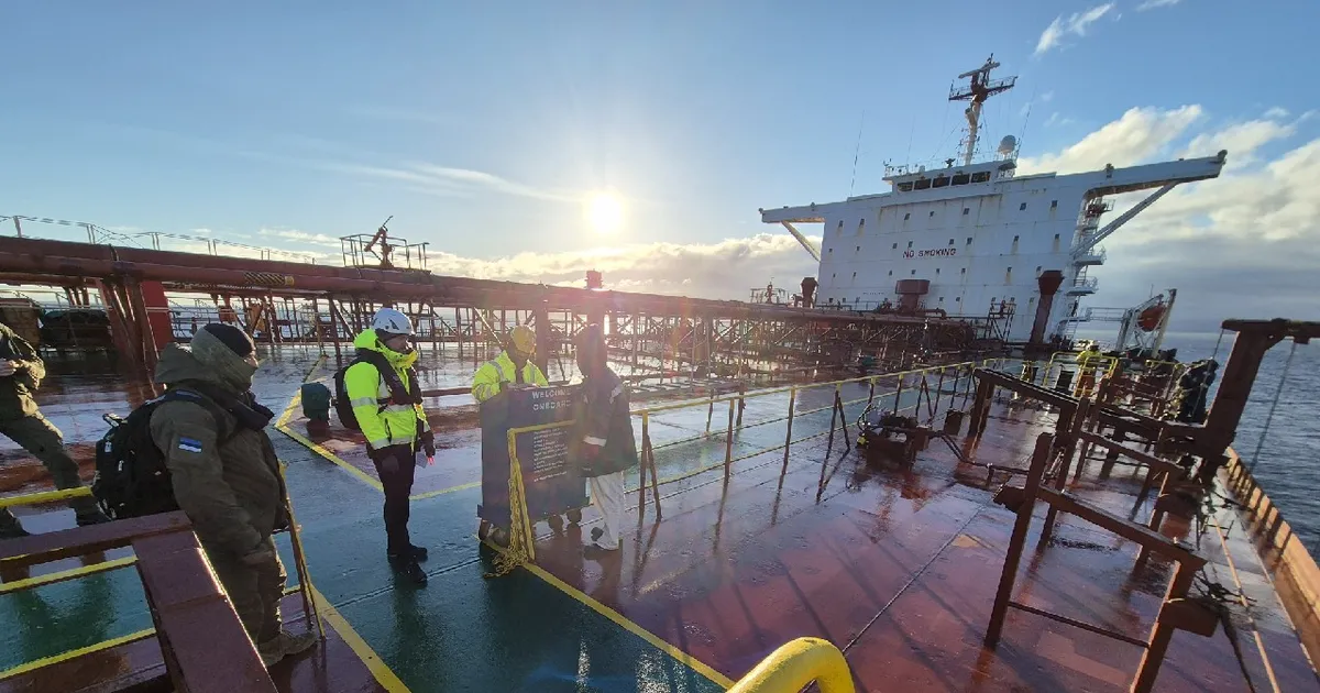 Танкер теневого флота России Kiwala не сможет покинуть Эстонию без ...