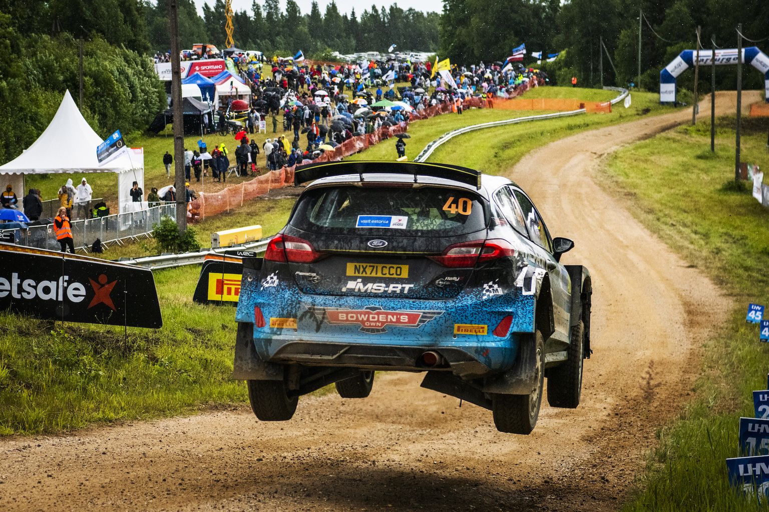 VIDEO Imeline pääsemine: ralliauto kõlkus MM-etapil tund aega kaljuserval