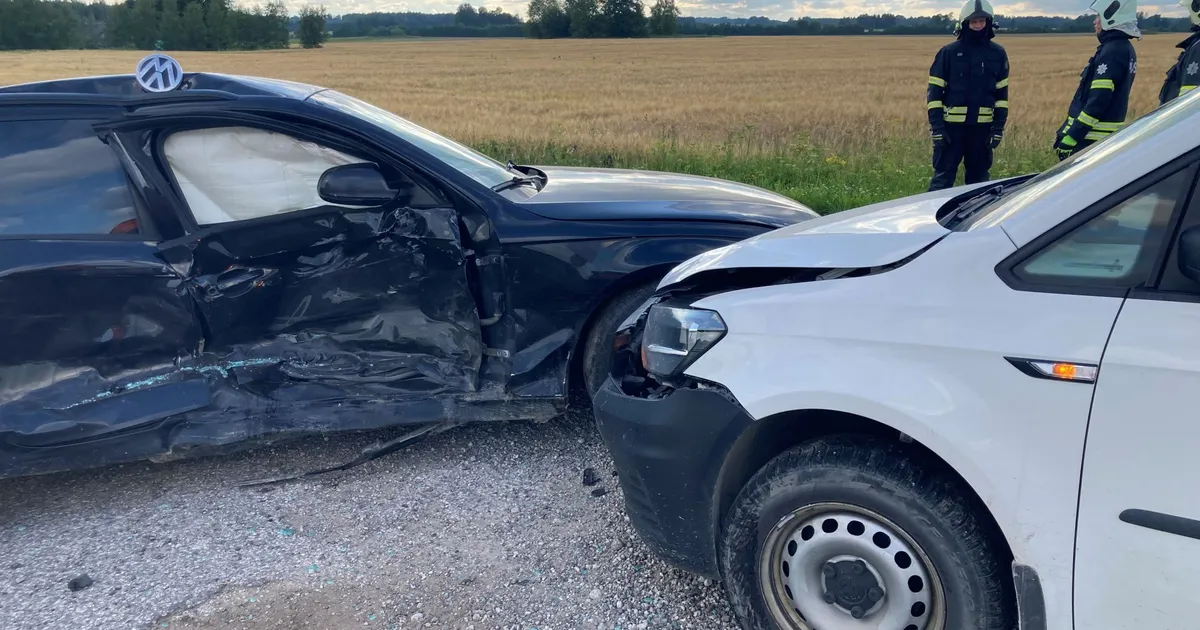 FOTO Jõgeva vallas põrkasid kokku kaubik ja sõiduauto