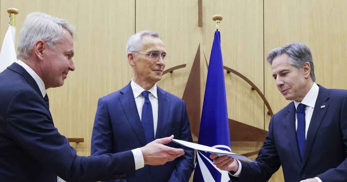 SOOMEST SAI NATO 31. LIIGE Alliansi peakorteri ees heisati Soome lipp