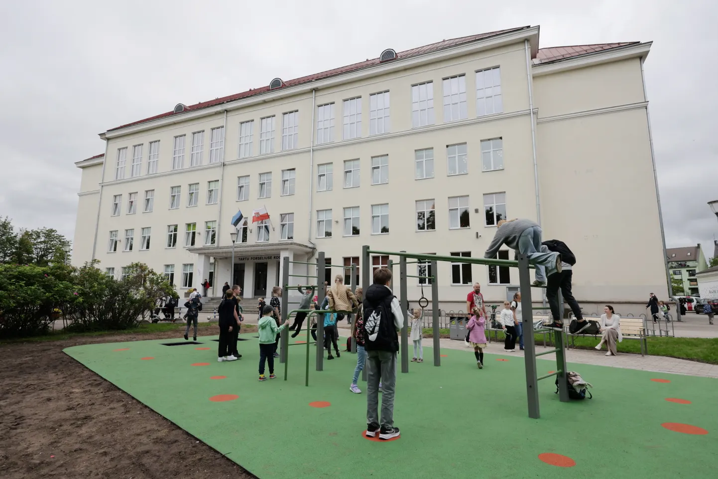 Tartu koolis lajatas üks poiss teisele viis korda kiviga vastu pead ja ...