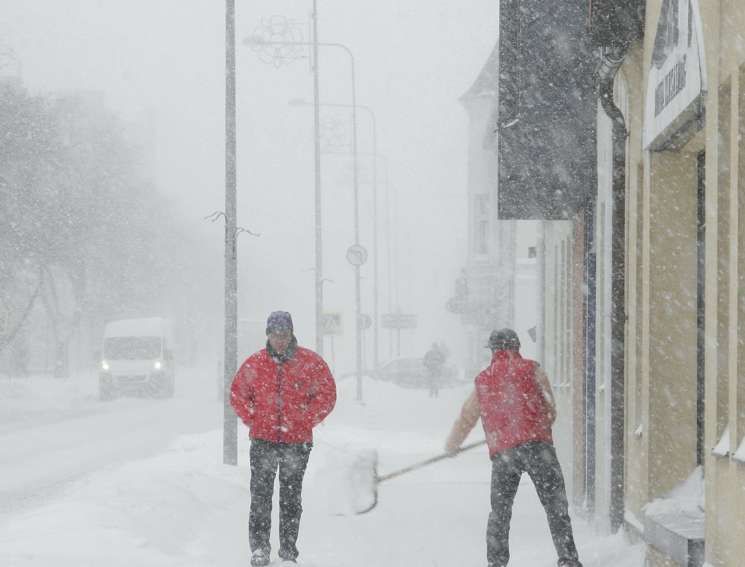 Ilmateenistus: kolmapäeval võib Põhja-Eestis 10 cm lund maha sadada