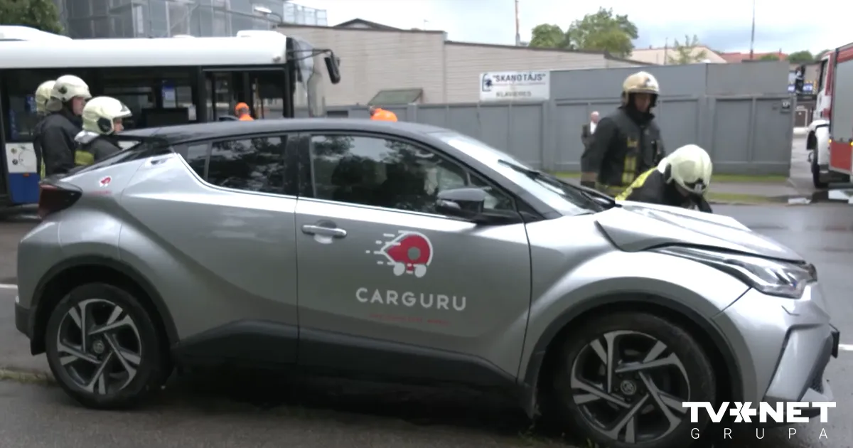 VIDEO Nomas auto šoferis Rīgā izraisa avāriju, uzsākot braucienu