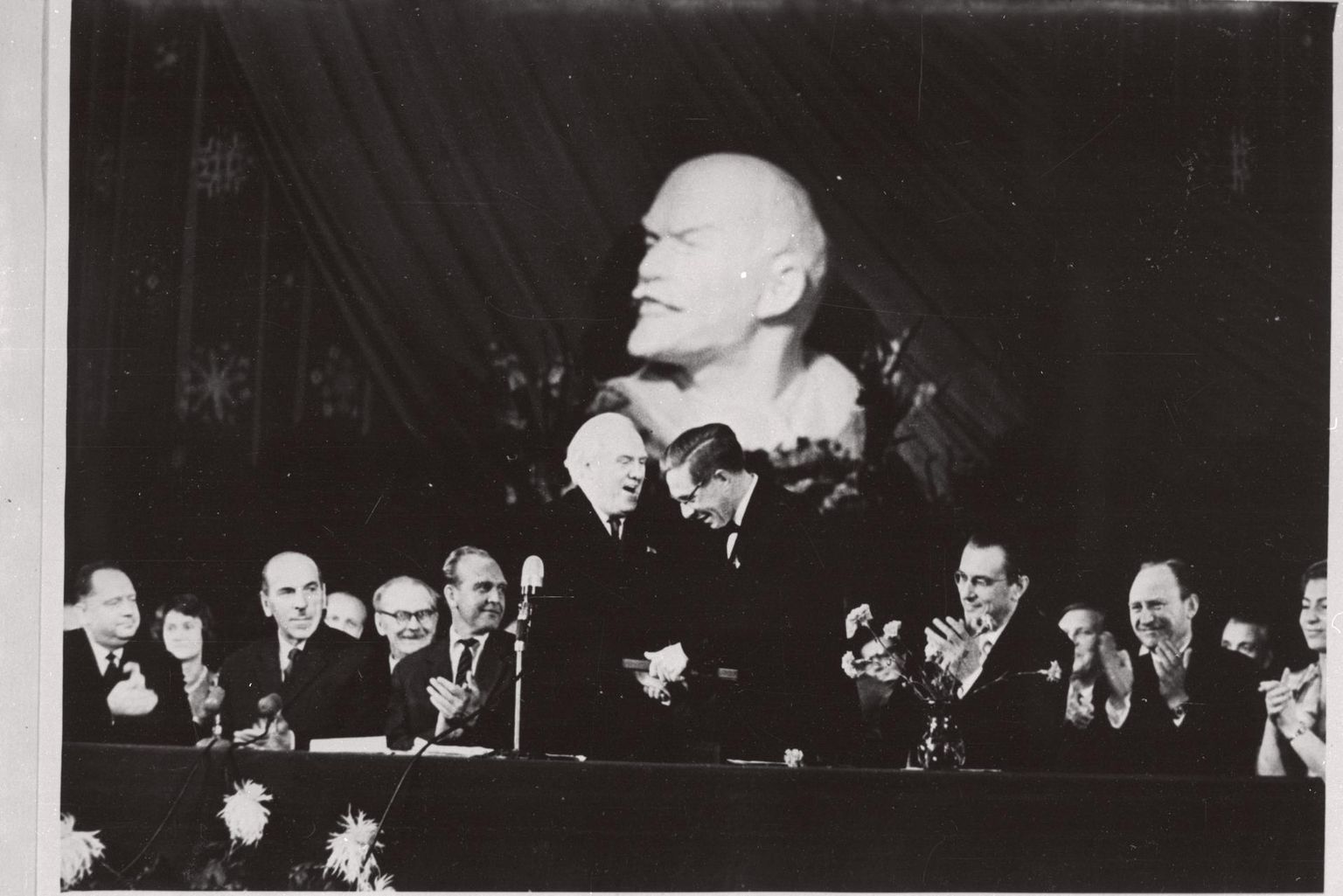 AGO RAUDSEPP Jaak Valge pani tolmurulli juurde punase lipu