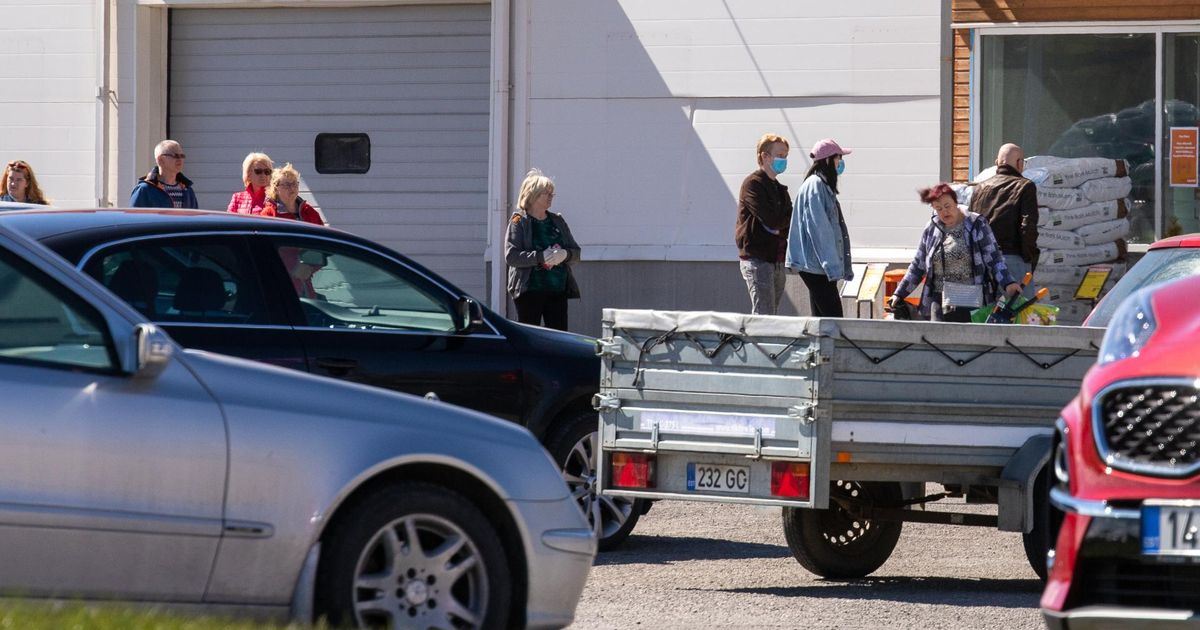 Ilus ilm ja piirangute lõppemise lähedus ajasid inimesed poodidesse