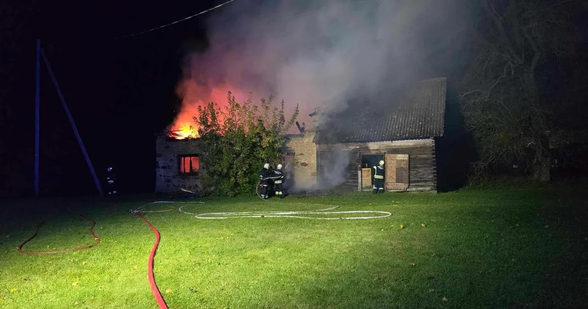 FOTOD Viru-Jaagupis põles kiriku kõrval hoone