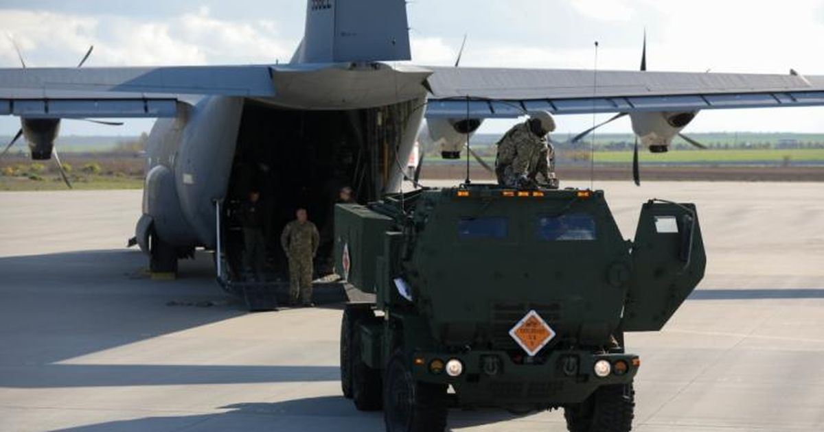 Spilves lidlaukā nogādāta daudzstobru raķešu artilērijas sistēma ...