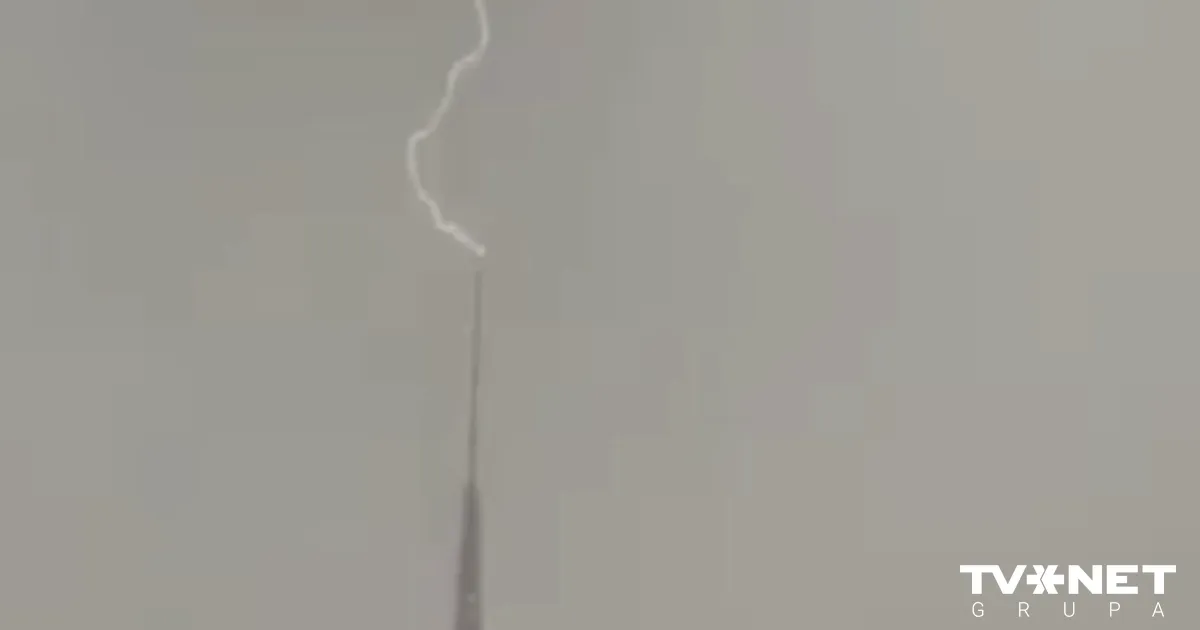 VIDEO Zibens trāpa Zaķusalas radio un televīzijas tornim