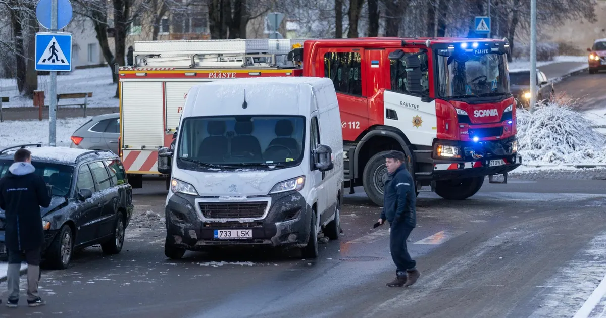 FOTOD Ringristmikul põrkasid kokku kaubik ja sõiduauto