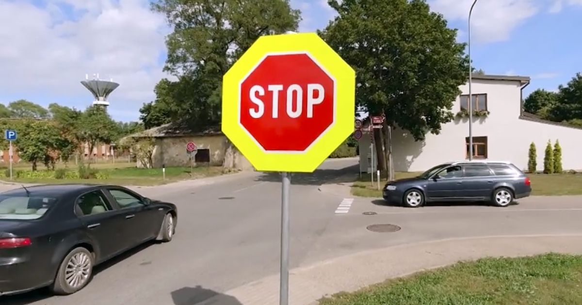 Grobiņniekus stipri mulsina krustojums ar četrām STOP zīmēm - Ceļš un ...