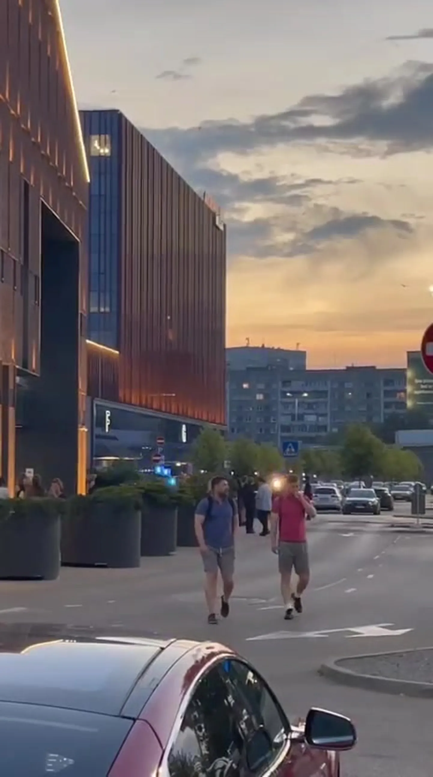 ВИДЕО 500 человек эвакуировались из ТЦ Akropole Rīga из-за пожара в туалете