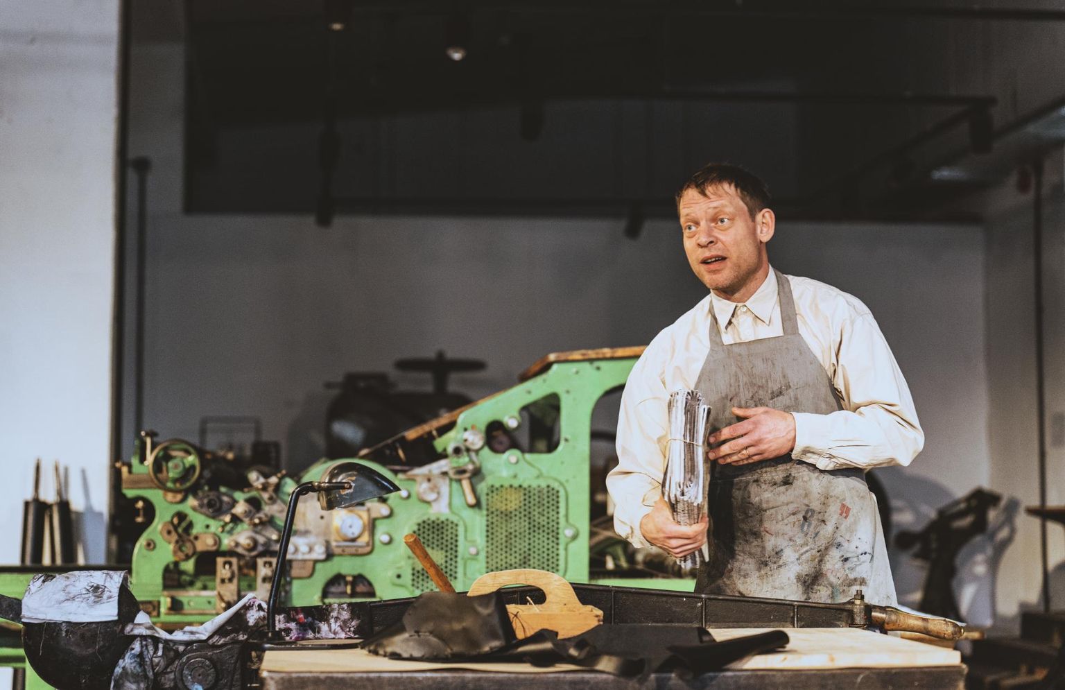 Trükkal etendab oma loo trükikoja masinate vahel