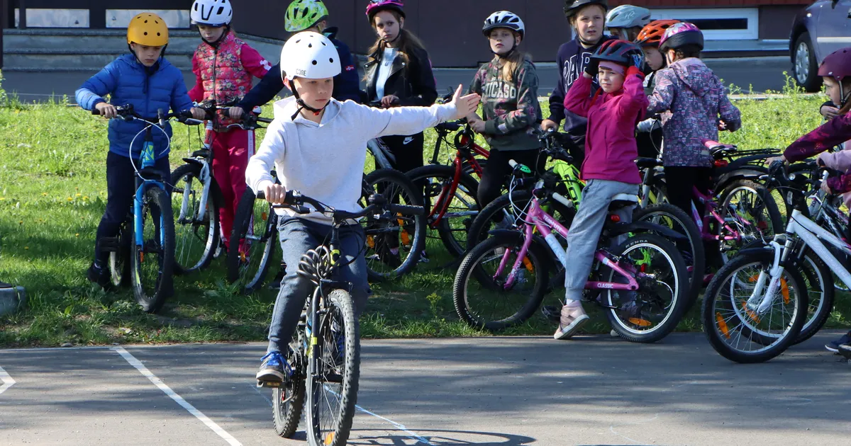 PÄEVA PILT Lapsed näitasid eksamil jalgrattasõidu oskust