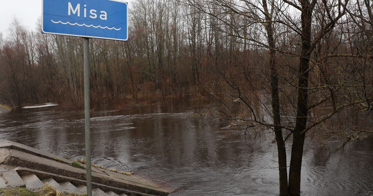Plaši applūdusi Misas upes paliene un krasti. Spēkā sarkanais ...