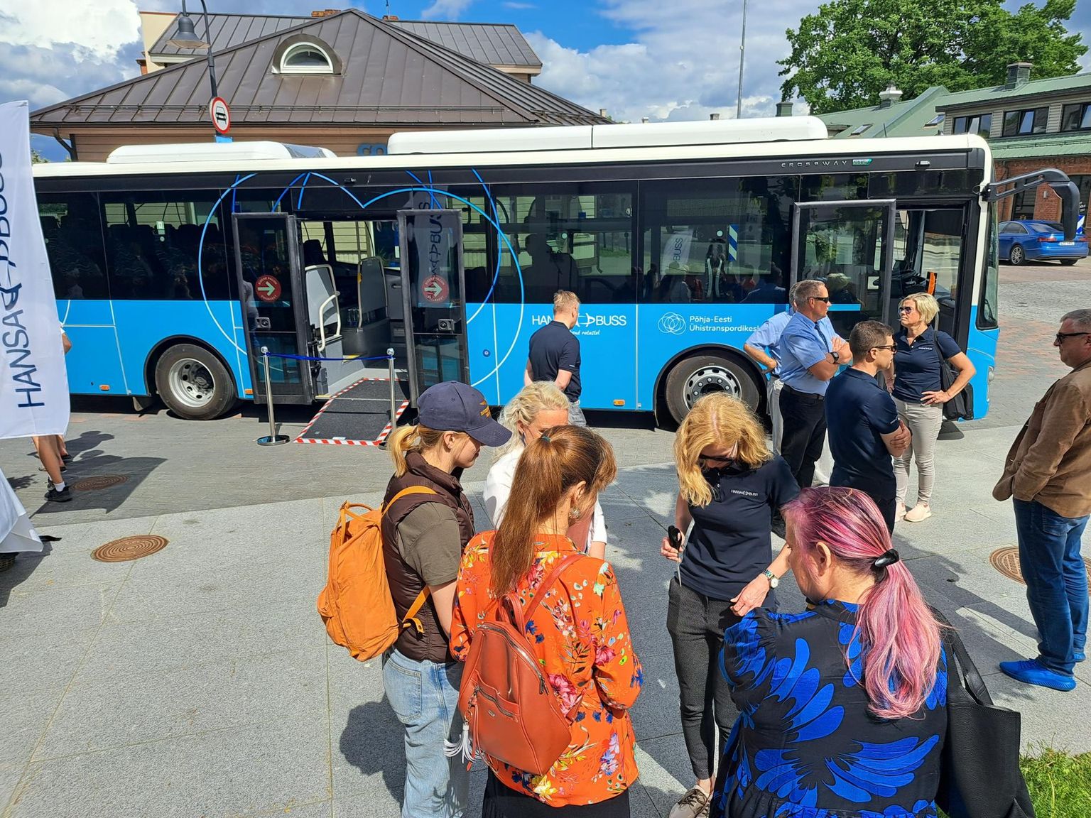 GALERII Maakonna uus liinibuss saadeti pidulikult teele